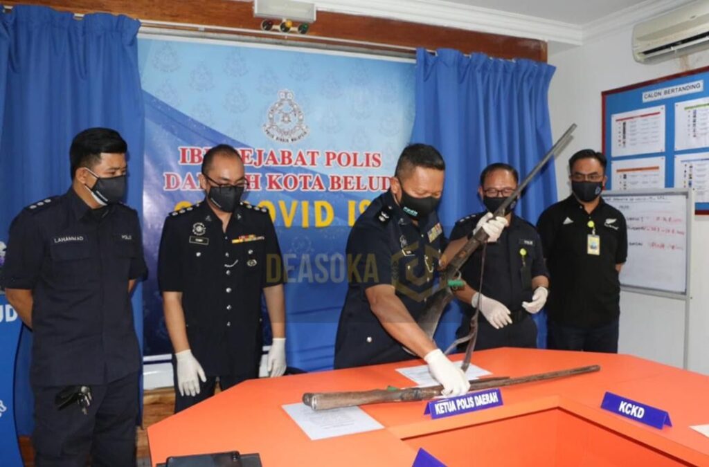 2 lelaki ditahan, 3 laras bakakuk dirampas